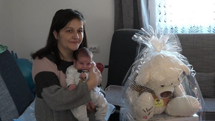 DERVENTA: Luka Tadić prva beba u novoj godini (FOTO) - Glas Regije