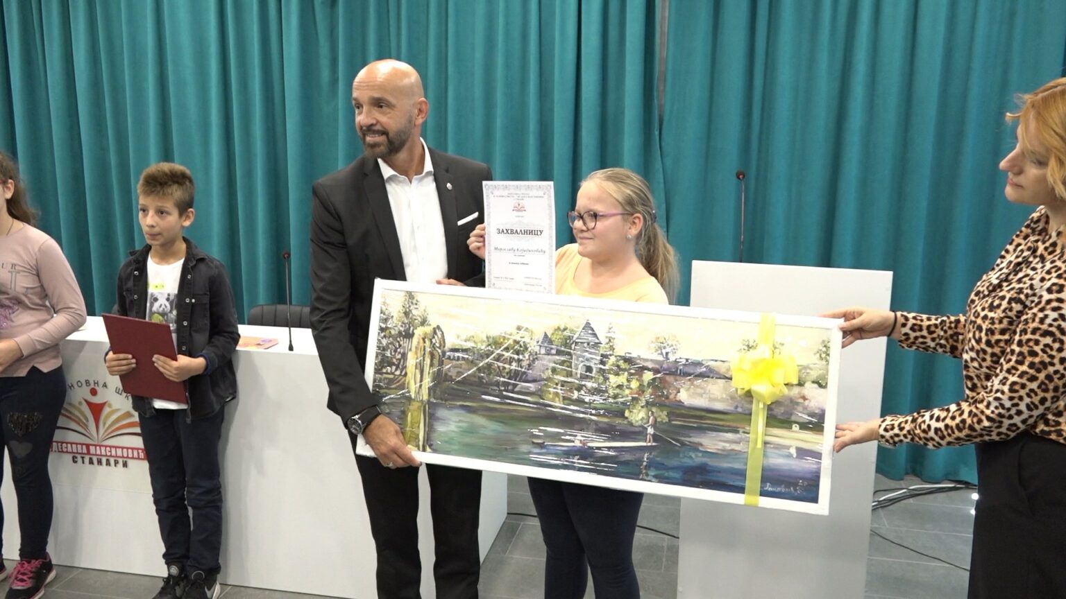 STANARI: Humanista iz Njemačke donirao udžbenike osnovcima - Glas Regije