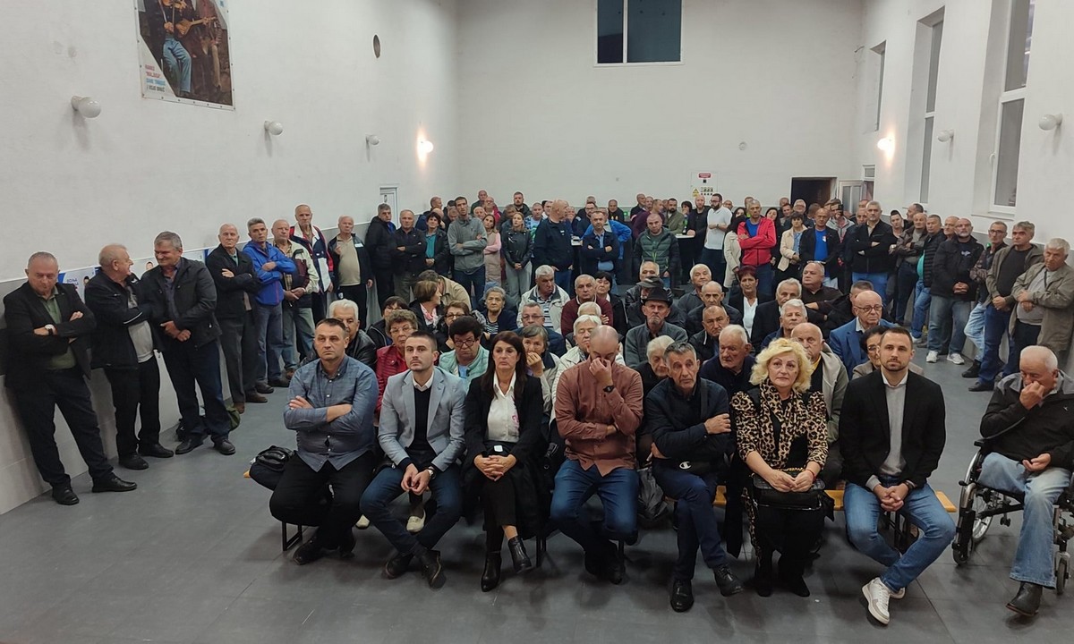 PUNA SALA DOMA KULTURE U PODNOVLJU: "SDS i Slobodan Dragičević su volja ...